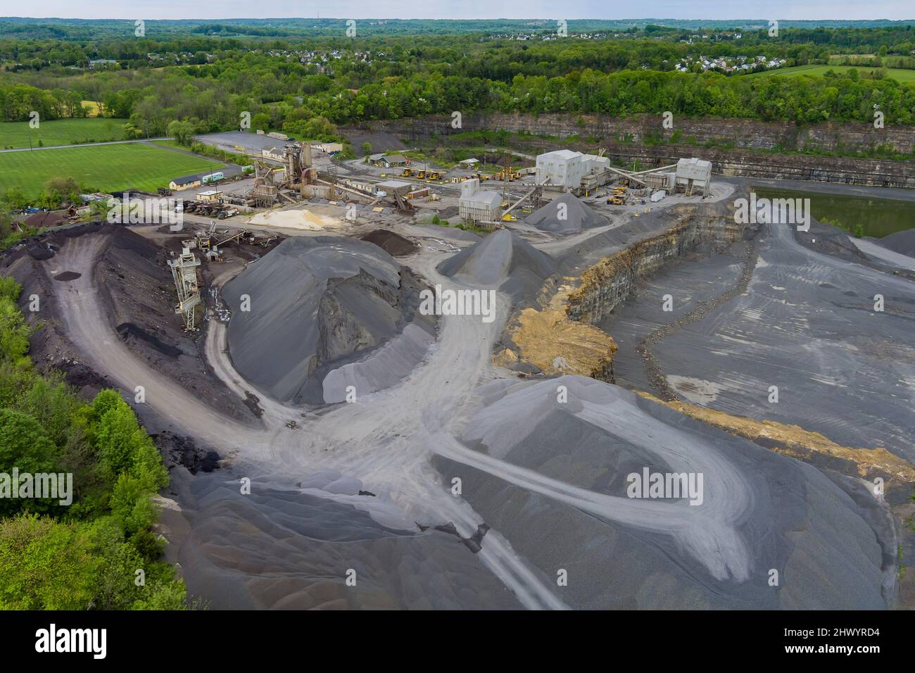 Mobile crushers open pit sand into mobile jaw crusher heavy machinery ...