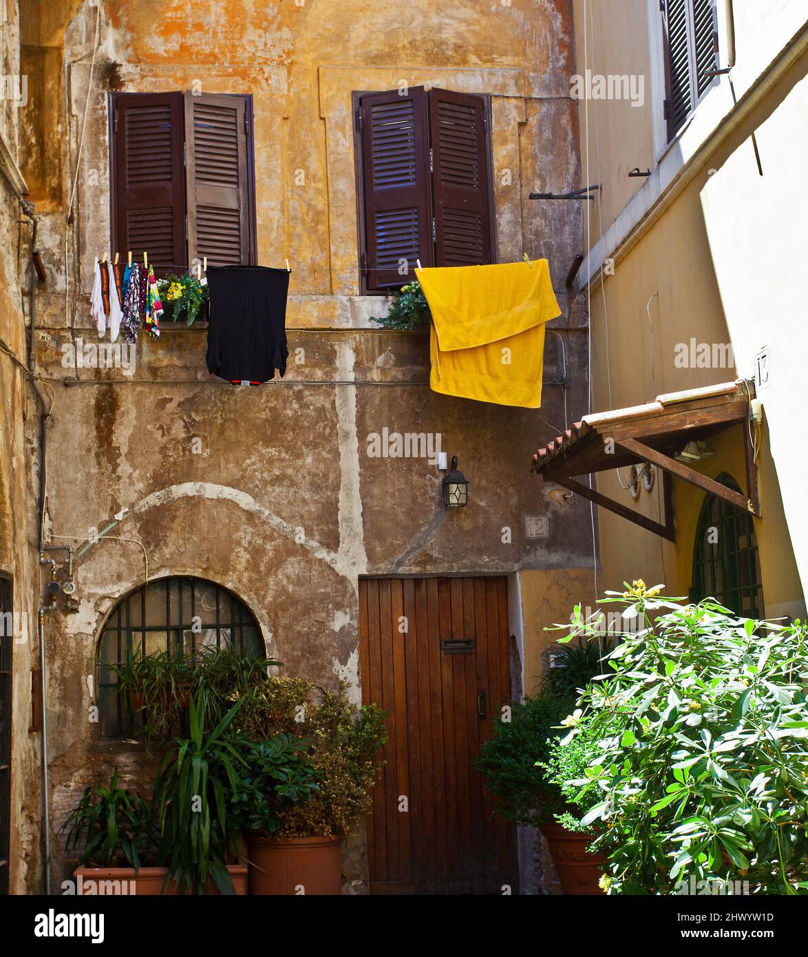 A back street in Trastevere in Rome, Italy Stock Photo - Alamy