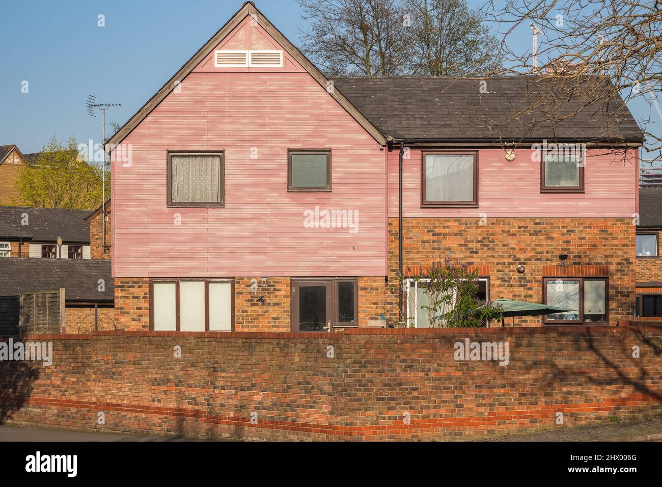 House exterior uk detached brick hi-res stock photography and images ...