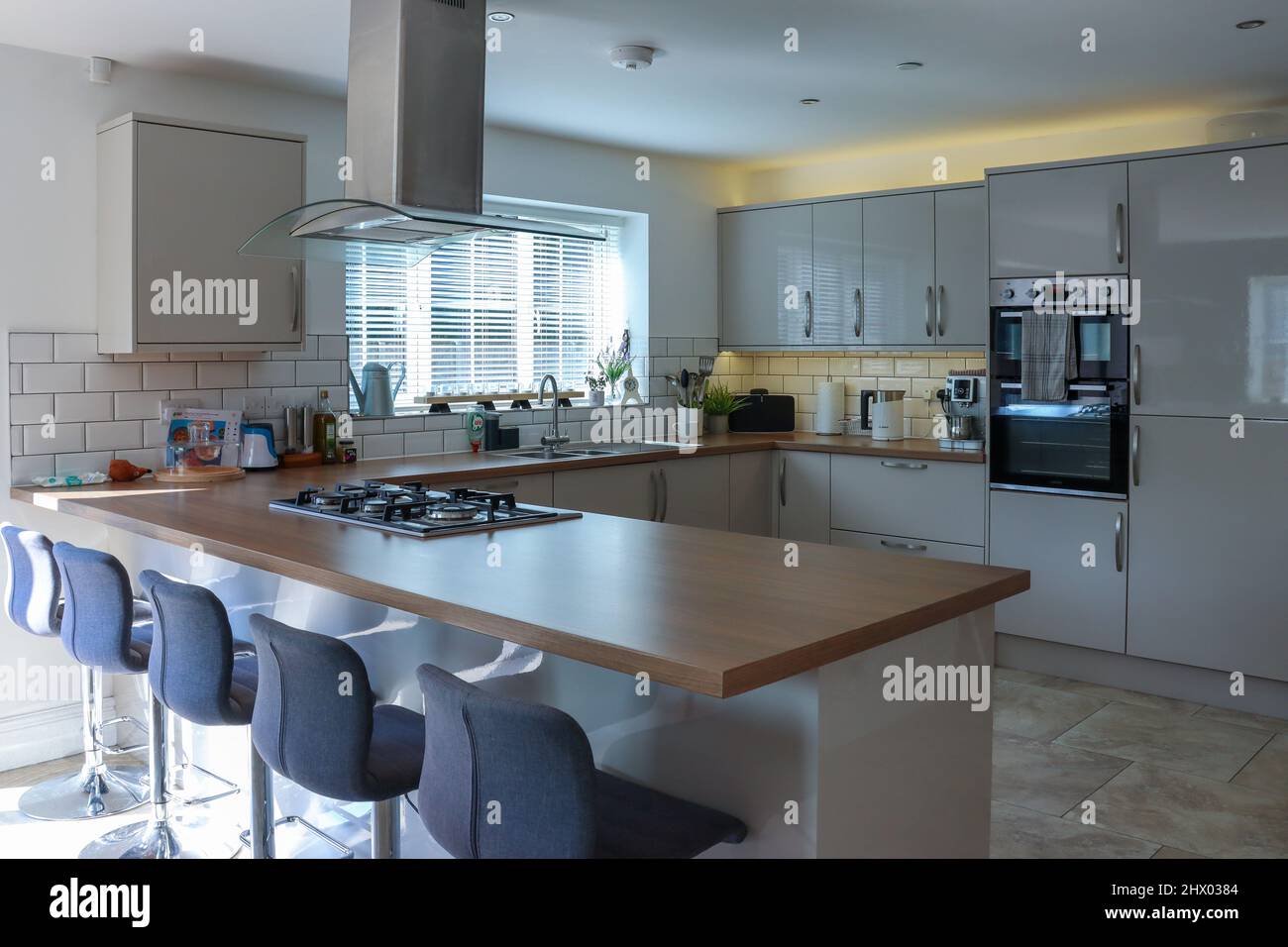 View of a modern kitchen with a breakfast bar Stock Photo - Alamy