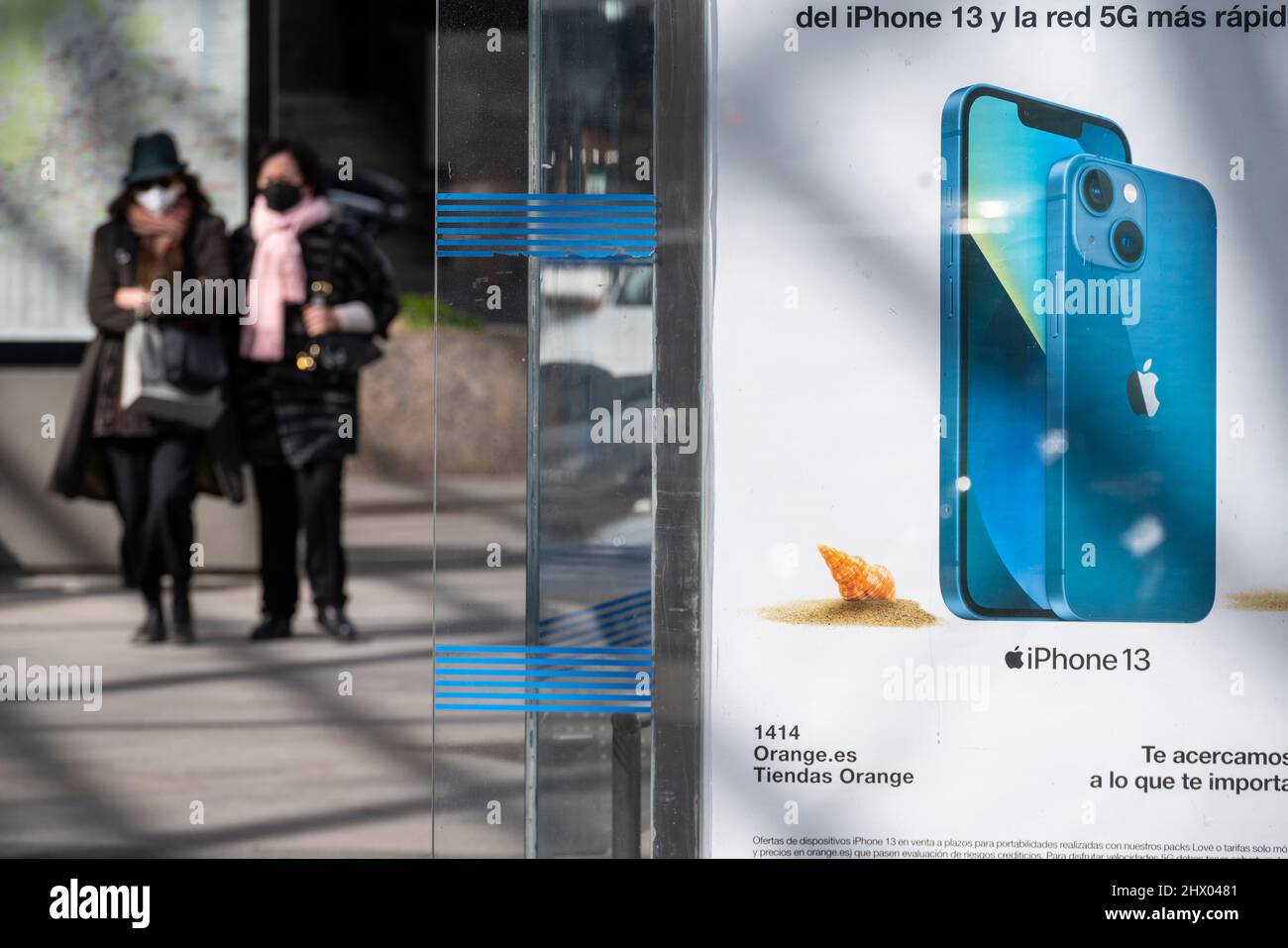 Iphone 13 pro ad hi-res stock photography and images - Alamy