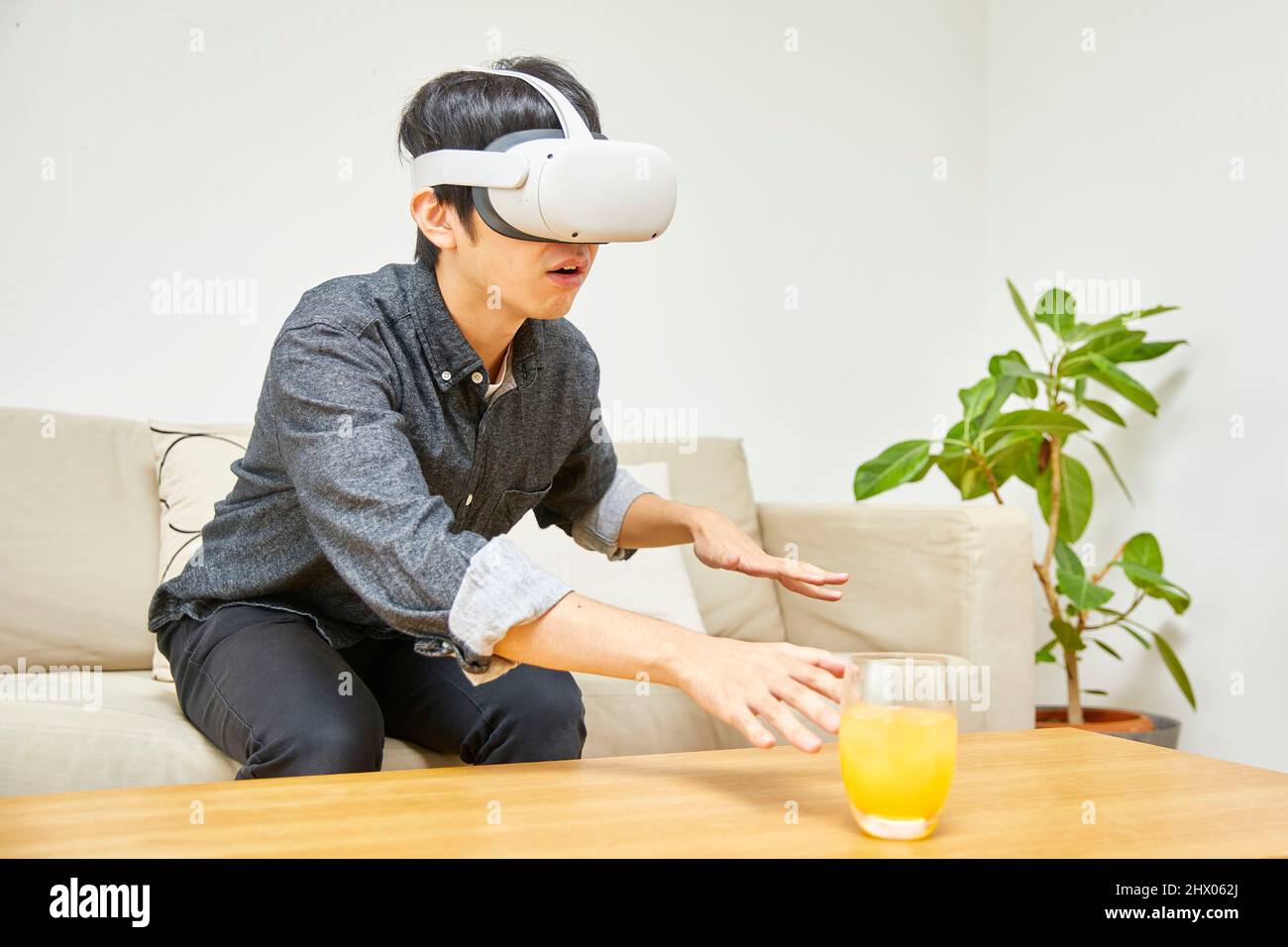 Searching vr hi-res stock photography and images - Alamy