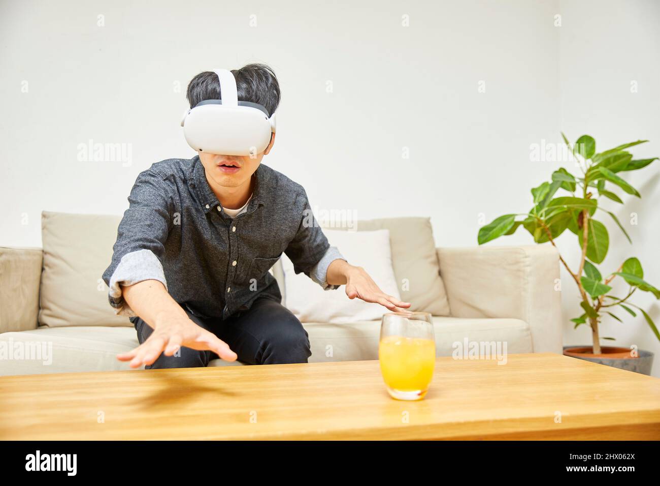 Searching vr hi-res stock photography and images - Alamy