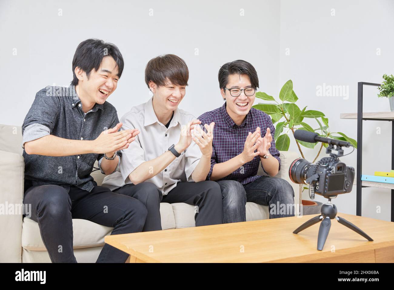 Sns streaming hi-res stock photography and images - Alamy