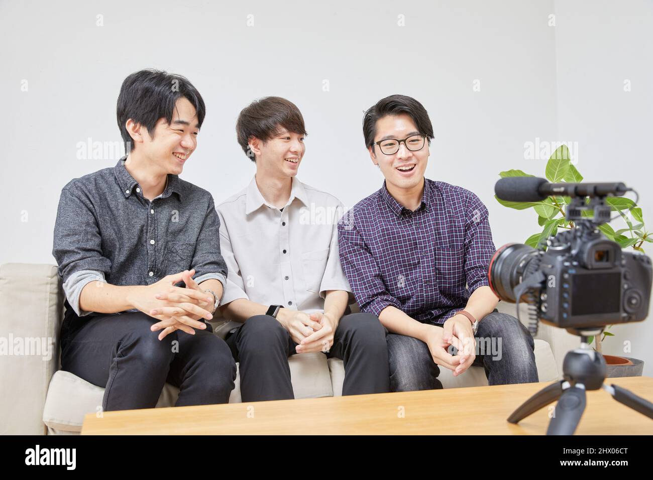 Japanese Men Streaming Videos Stock Photo - Alamy