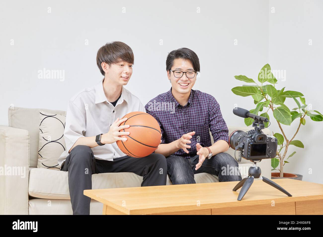 Sns streaming hi-res stock photography and images - Alamy