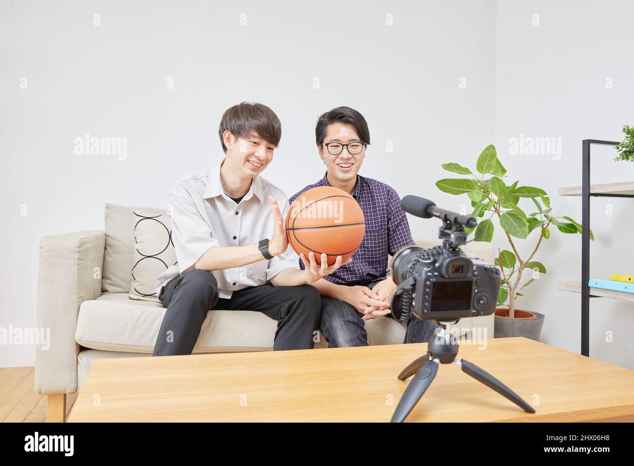 Sns streaming hi-res stock photography and images - Alamy