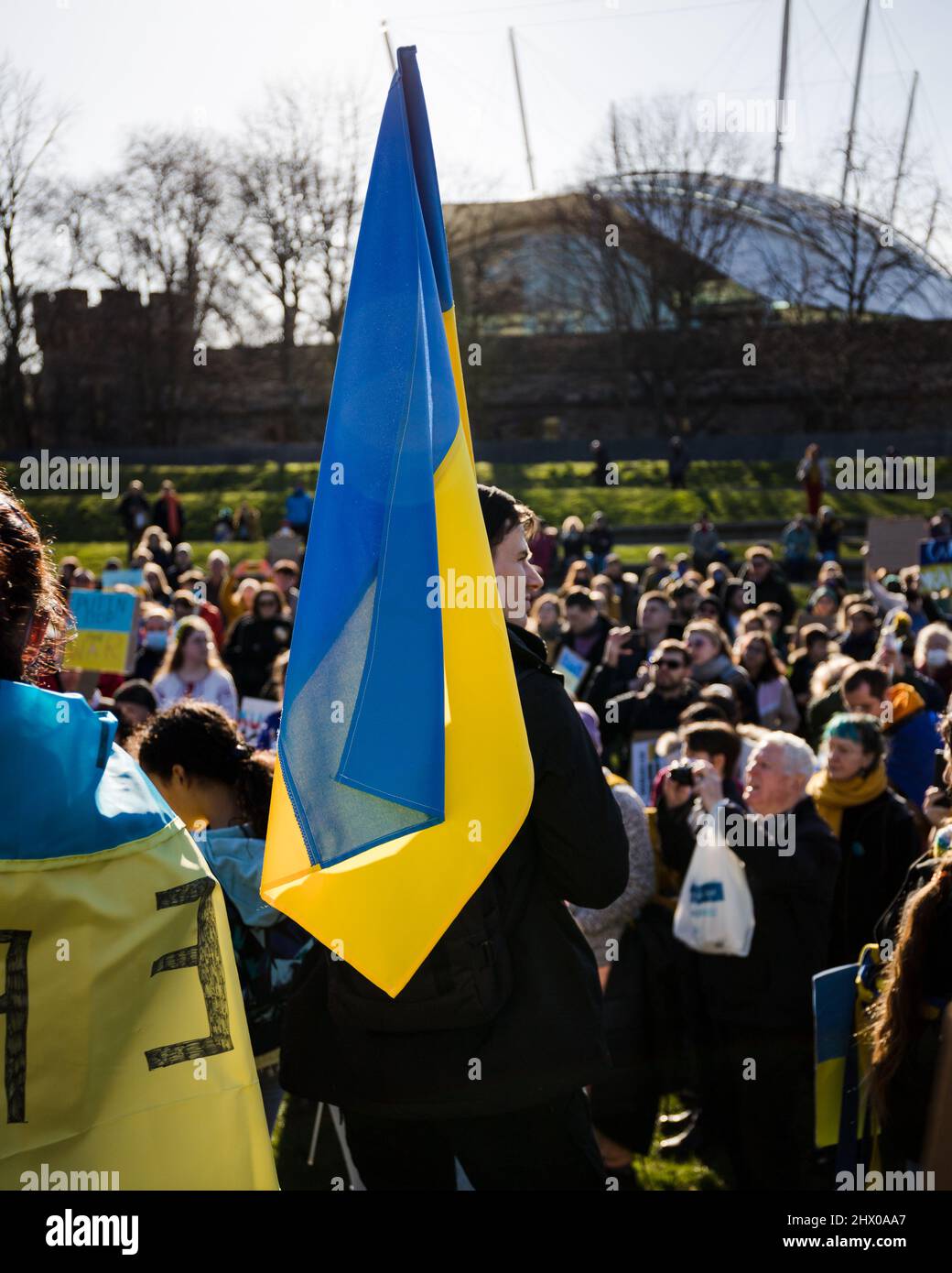 Ukrainian demonstration outside of the scottish parliament hi-res stock ...