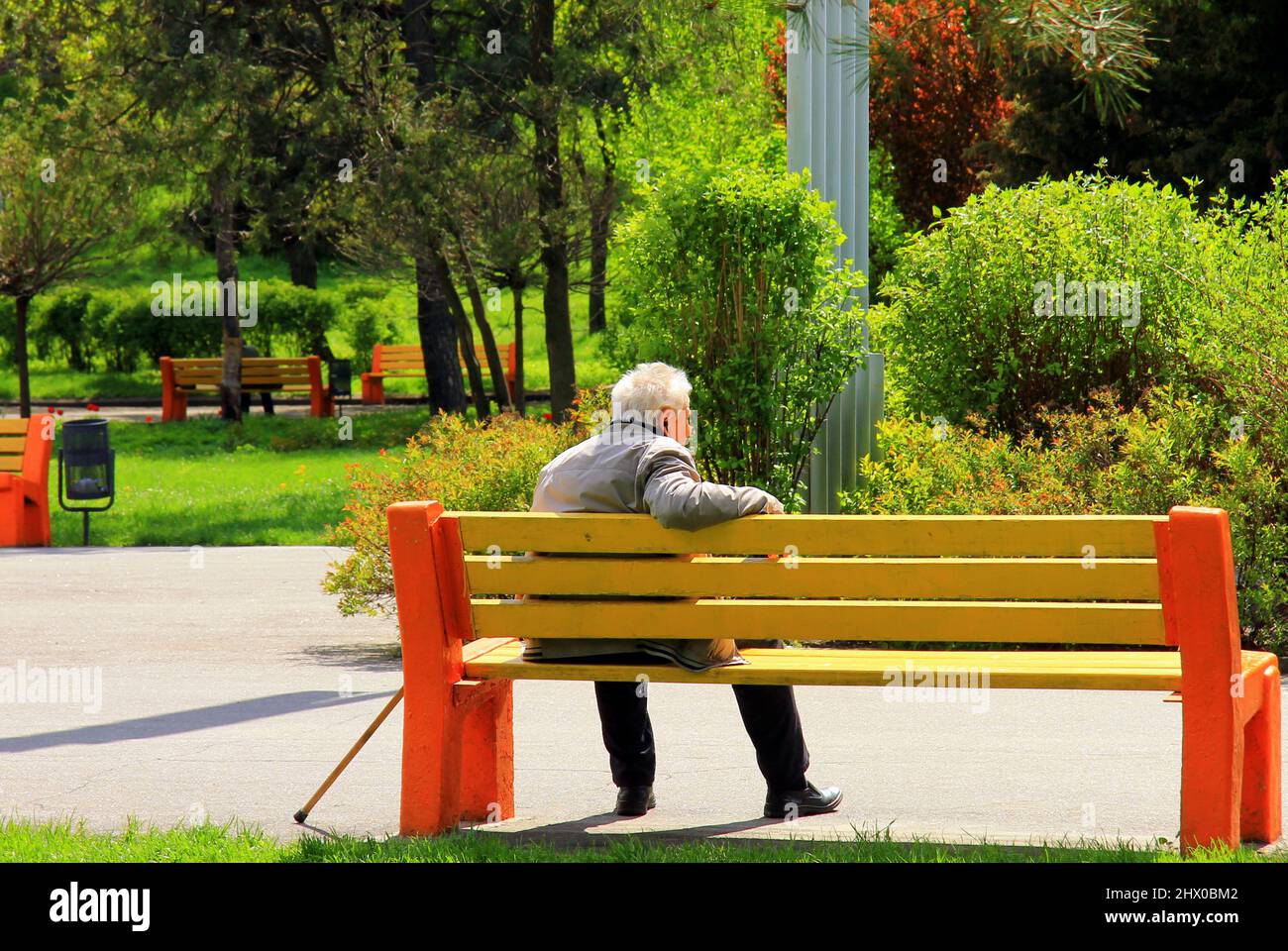 Old man sitting on a bench hi-res stock photography and images - Alamy