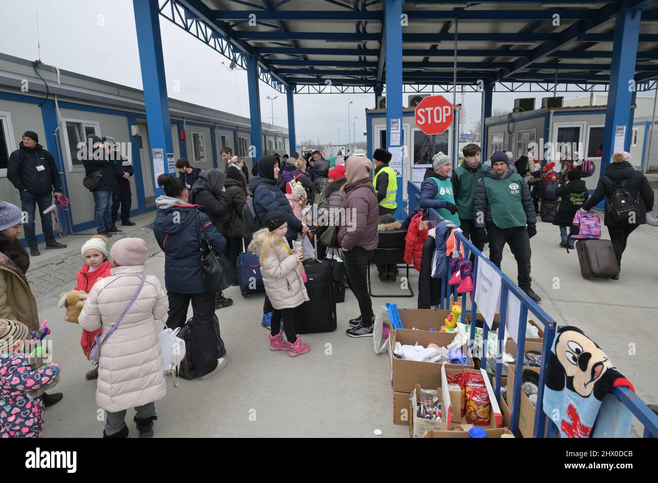 Isaccea, Romania. 08 March, 2022. Refugee Ukrainians walk from Ukraine ...