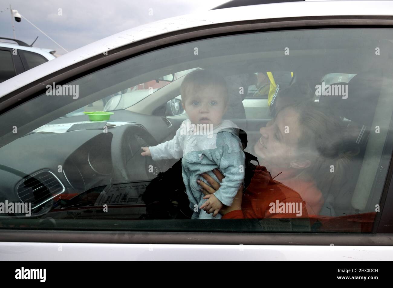 Isaccea, Romania. 08 March, 2022. Refugee Ukrainians walk from Ukraine ...