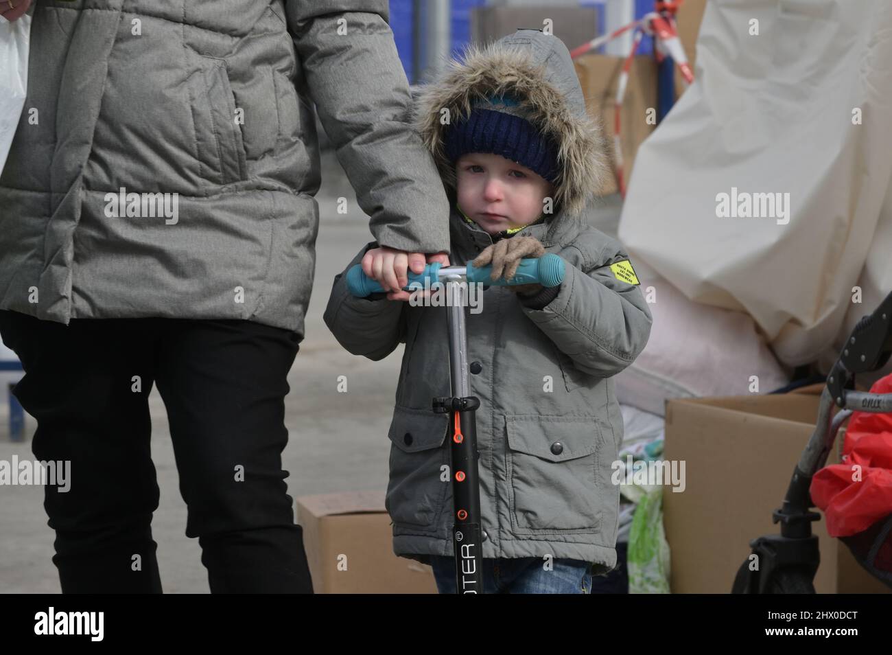 Isaccea, Romania. 08 March, 2022. Refugee Ukrainians walk from Ukraine ...