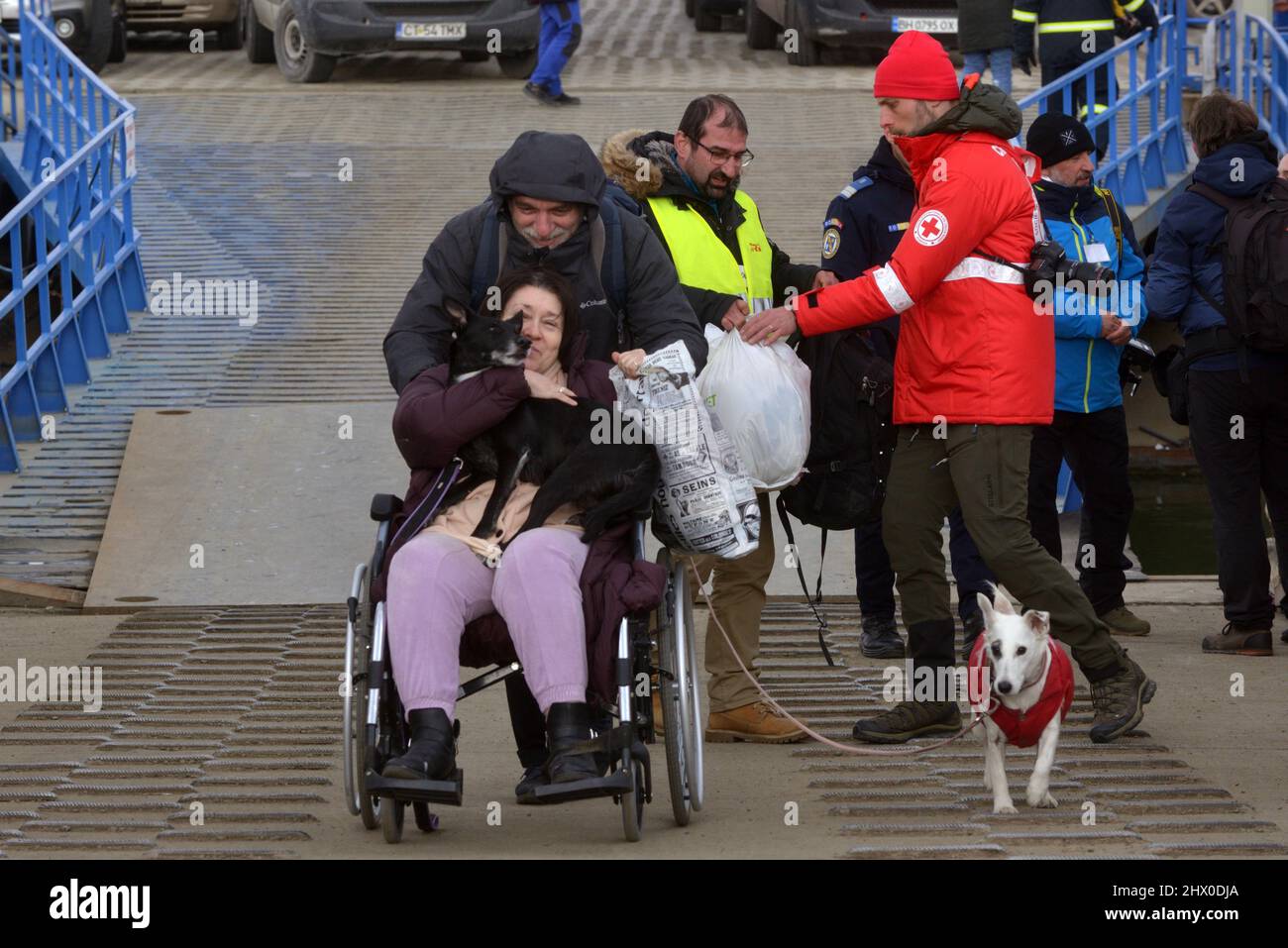 Isaccea, Romania. 08 March, 2022. Refugee Ukrainians walk from Ukraine ...