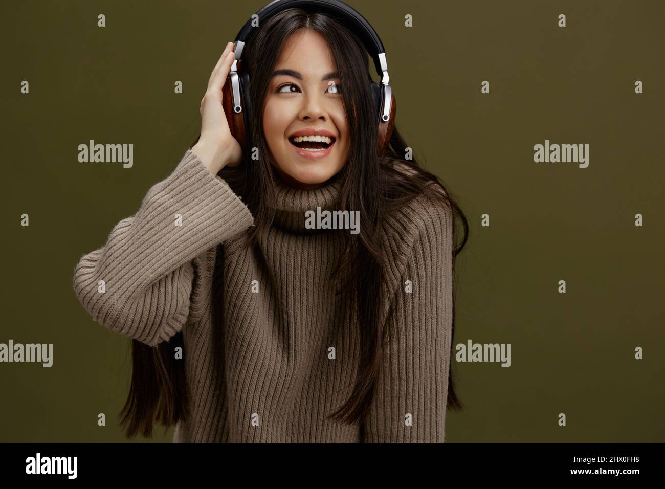 beautiful woman wireless headphones music fun technology Lifestyle ...