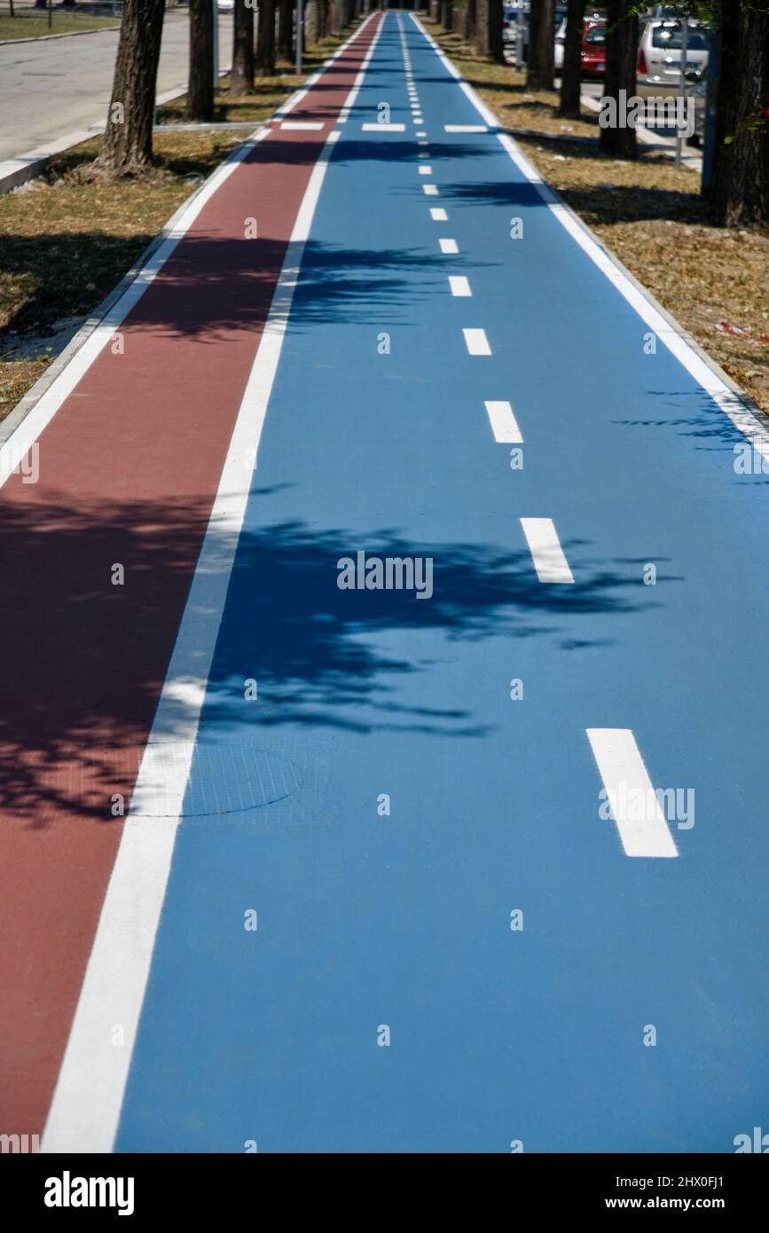 Black woman mountain bike hi-res stock photography and images - Alamy