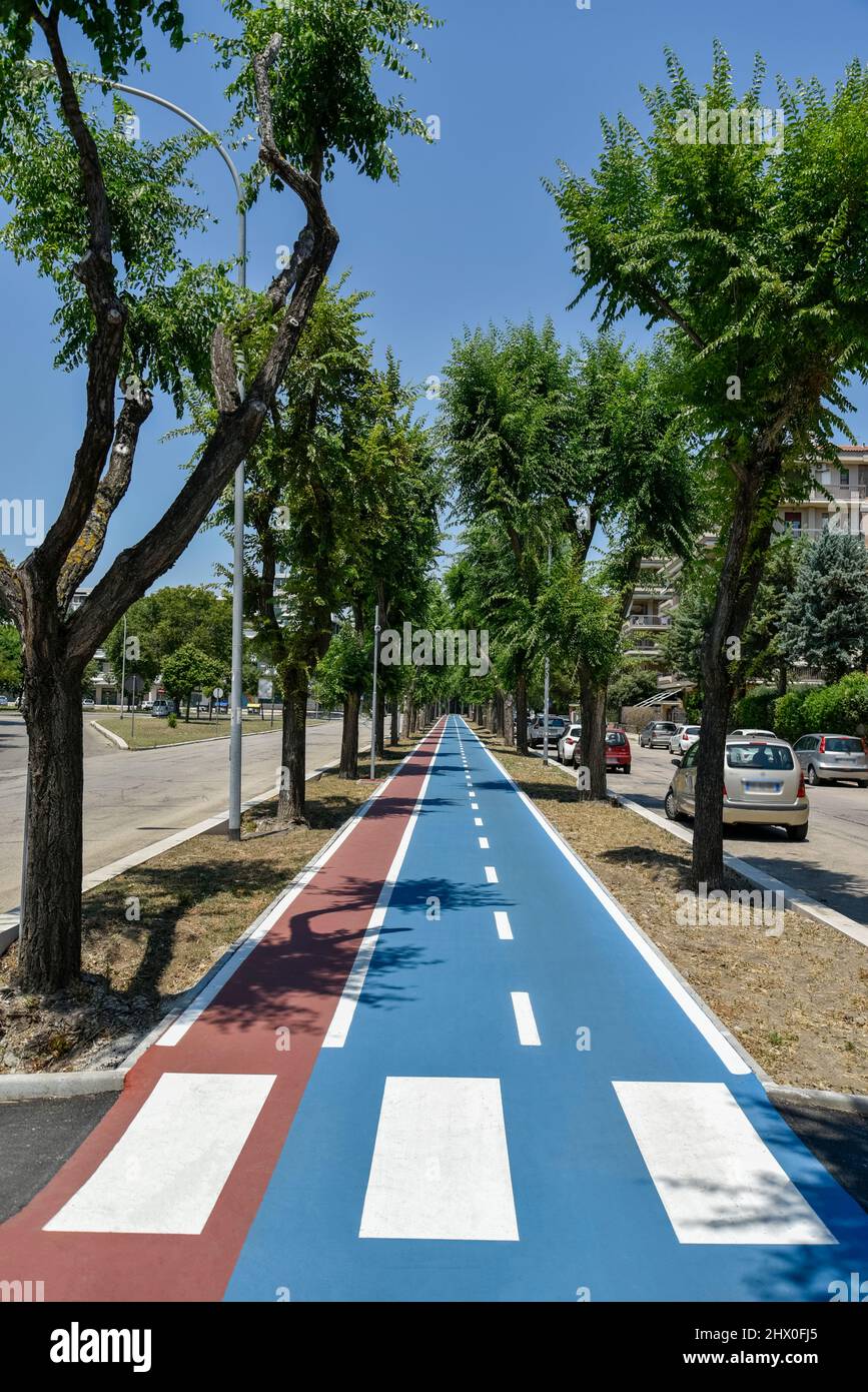 Black woman mountain bike hi-res stock photography and images - Alamy