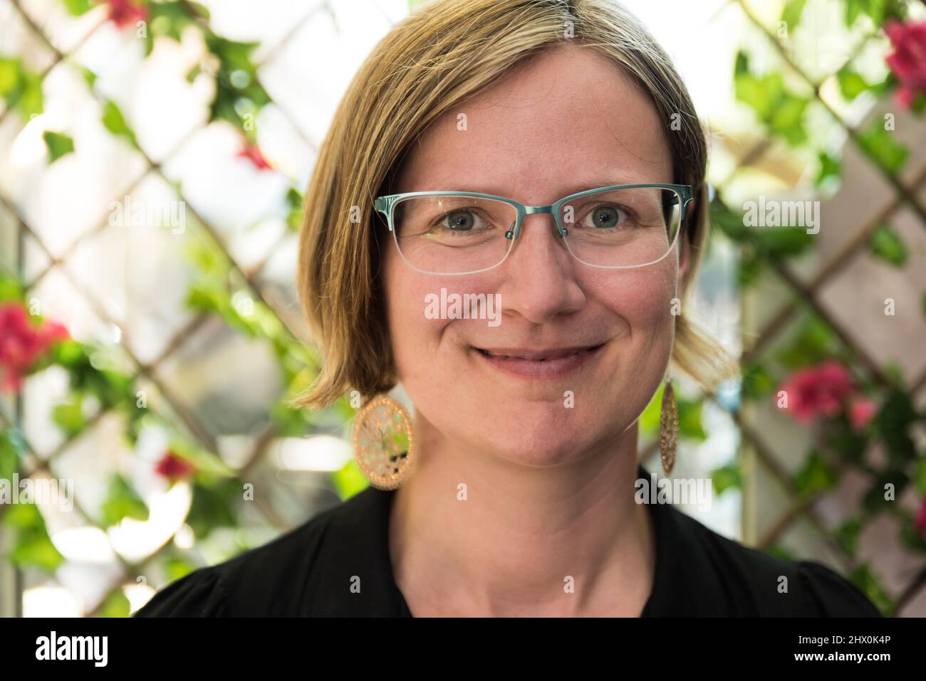 Lady with glass hi-res stock photography and images - Alamy