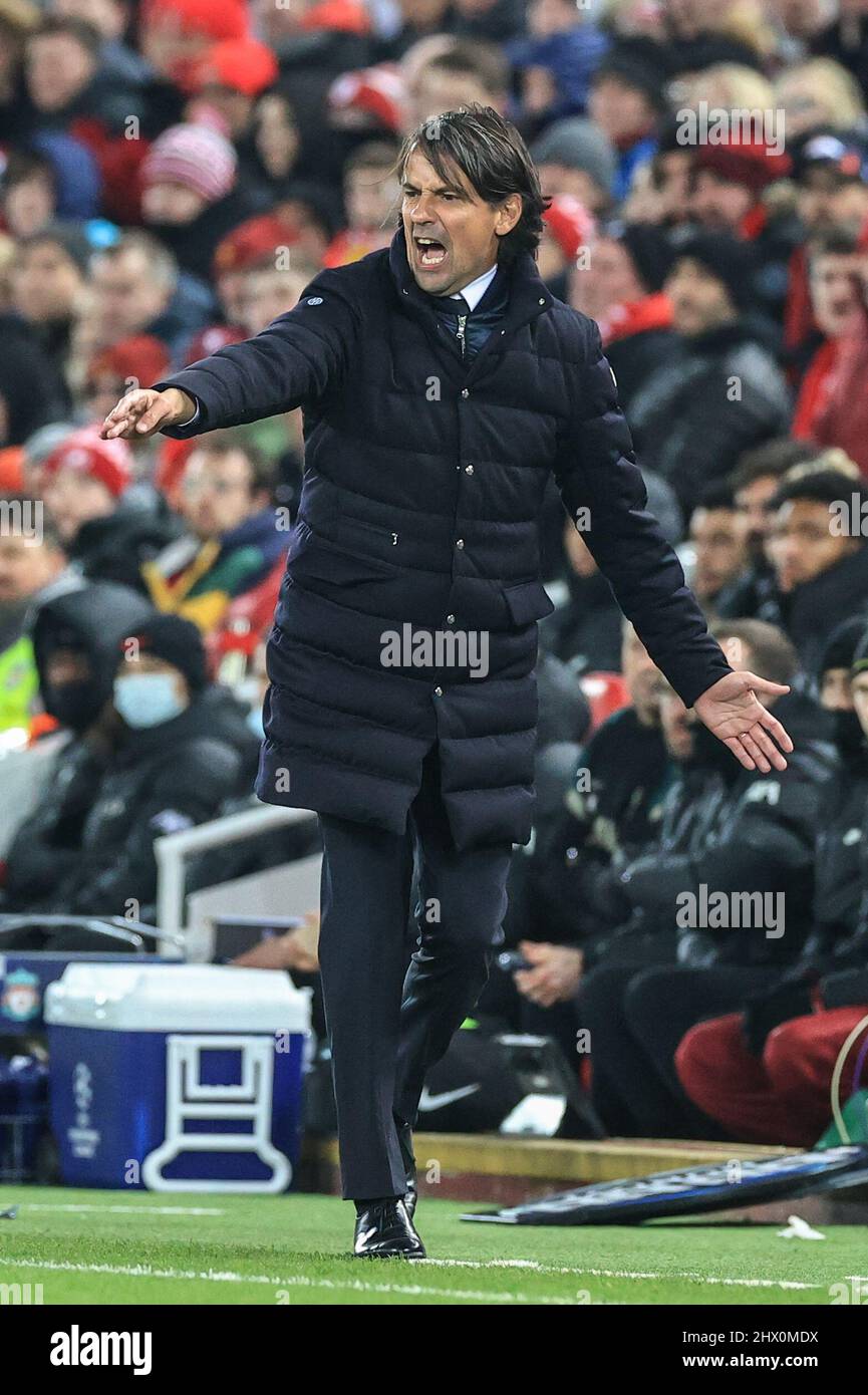 Simone inzaghi reacts hi-res stock photography and images - Alamy