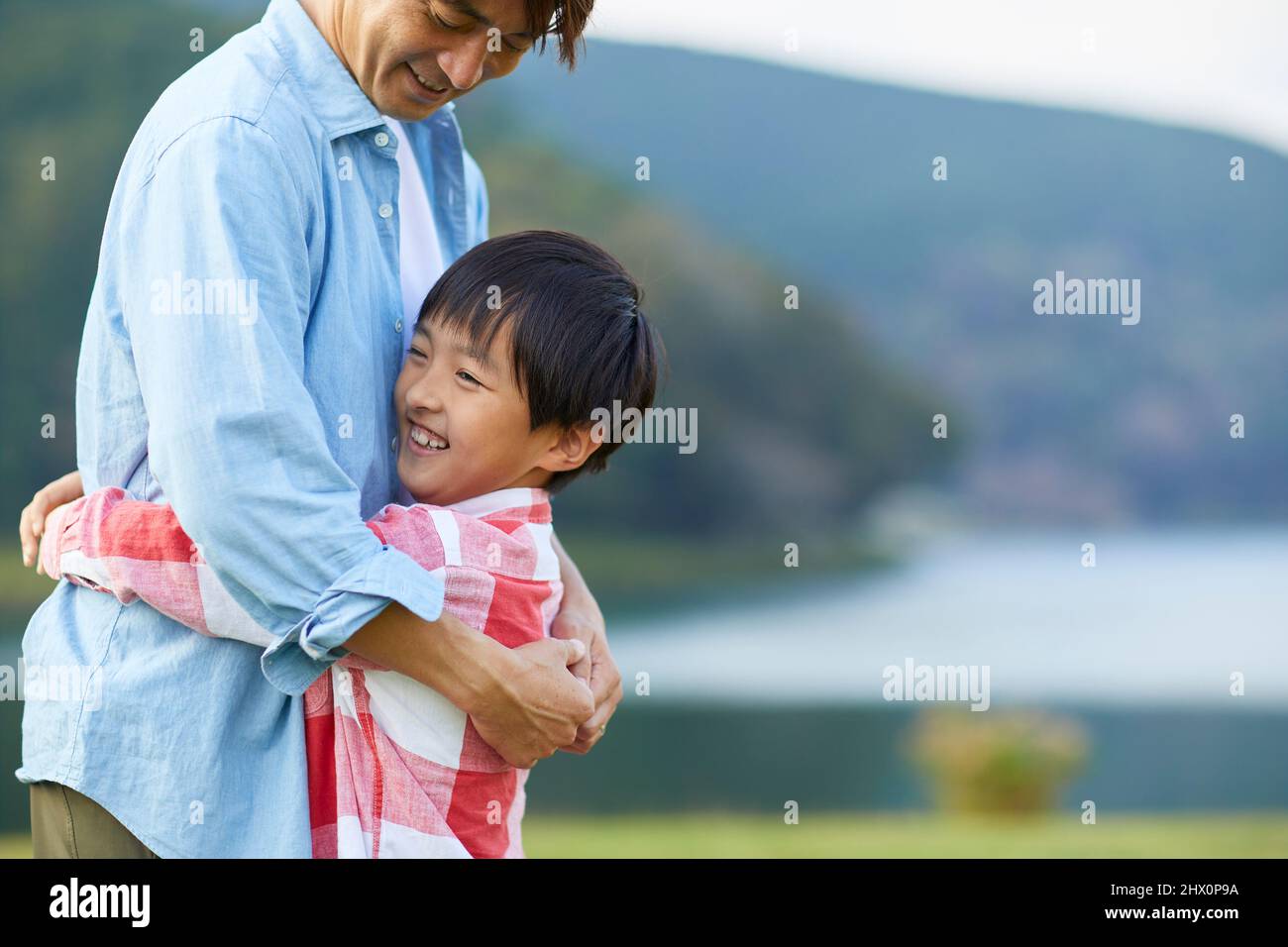 Japanese Parent And Child Hugging Stock Photo - Alamy