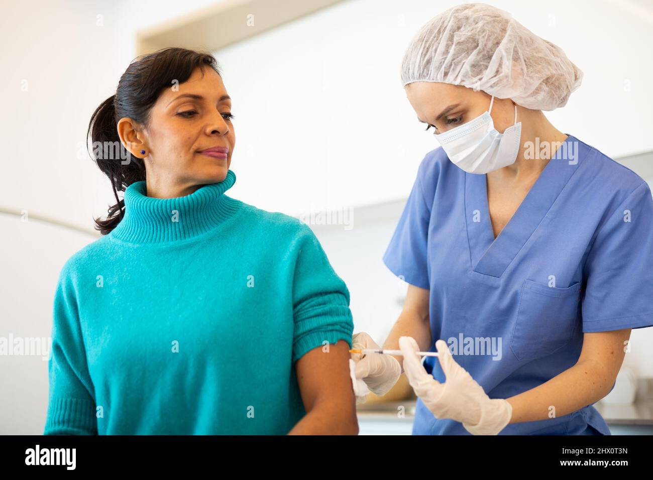 Indian woman doctor giving injection hi-res stock photography and ...