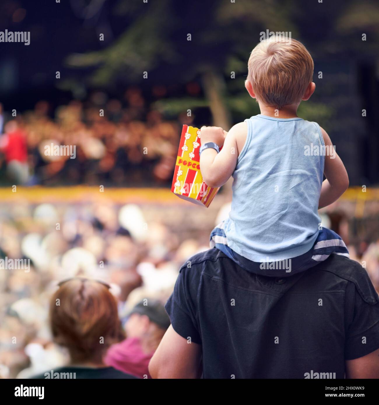 Kids on shoulders concert hi-res stock photography and images - Alamy