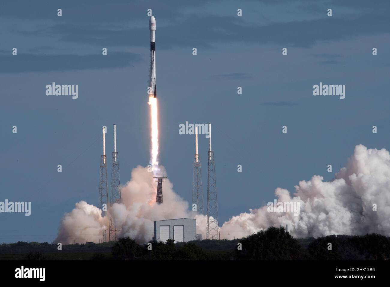 Falcon 9 Starlink launch Stock Photo - Alamy