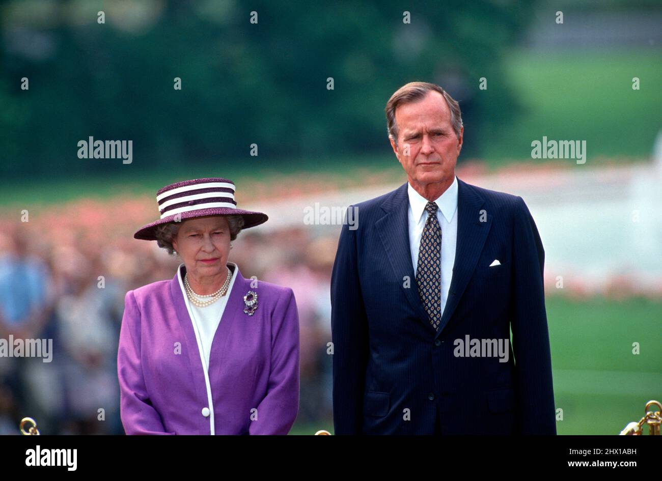 American president george bush stands next to queen elizabeth ii hi-res ...