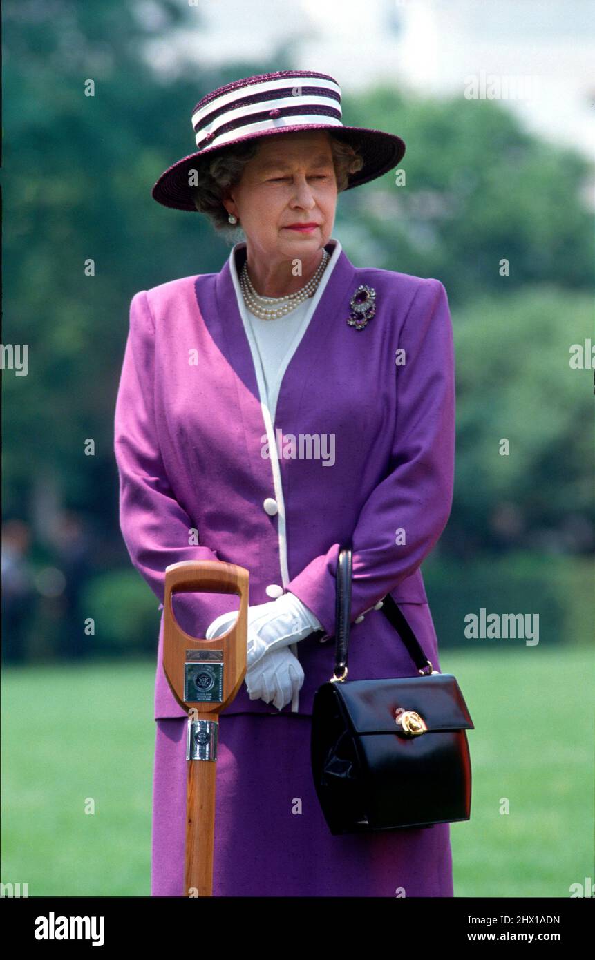 Queen elizabeth ii tree planting hi-res stock photography and images ...