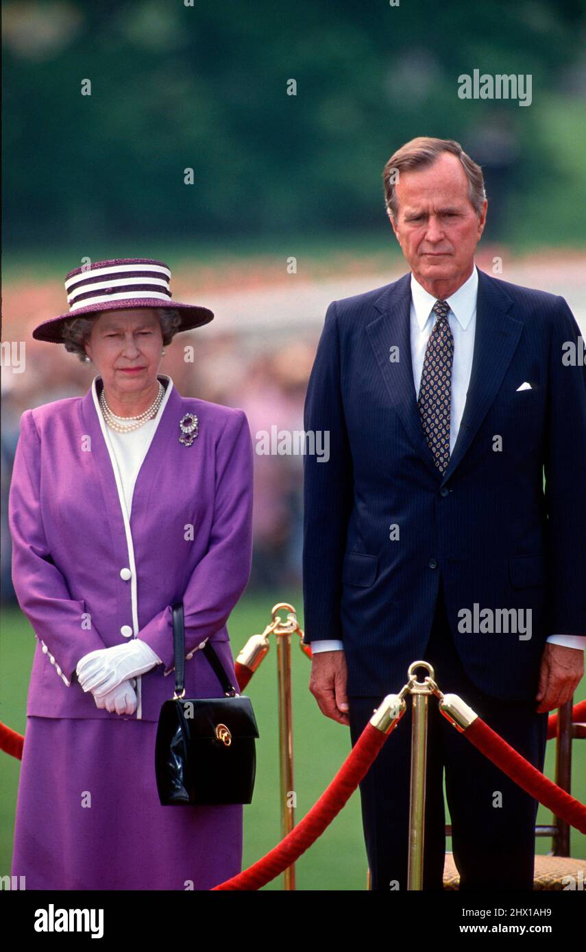 American president george bush stands next to queen elizabeth ii hi-res ...