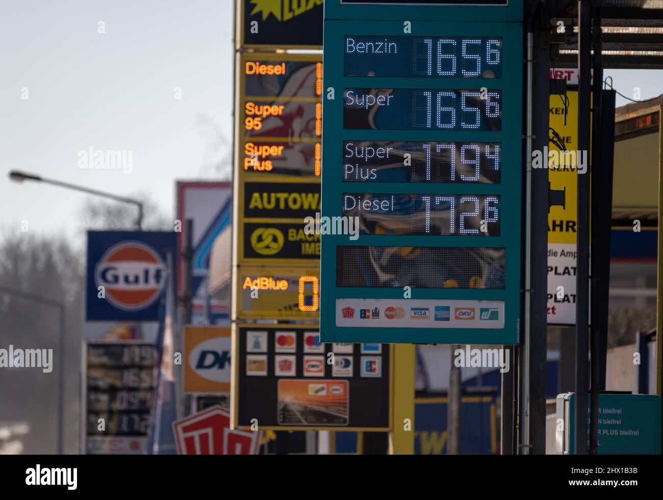 Signs show hi-res stock photography and images - Alamy