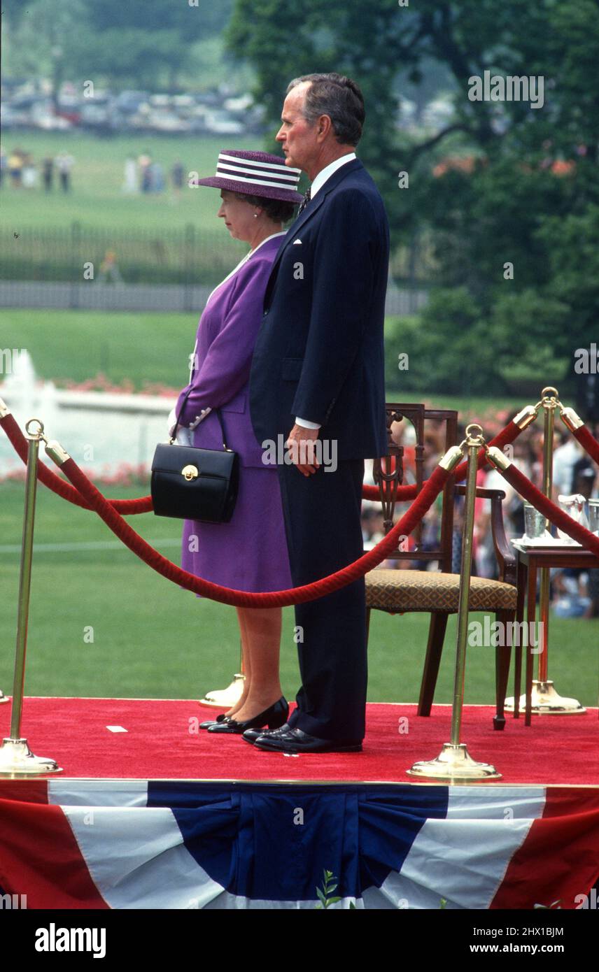 American president george bush stands next to queen elizabeth ii hi-res ...