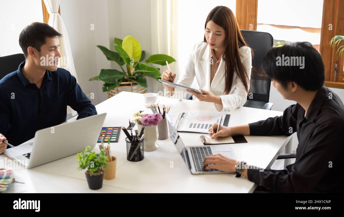 Female executive manager having a meeting with her marketing team and ...