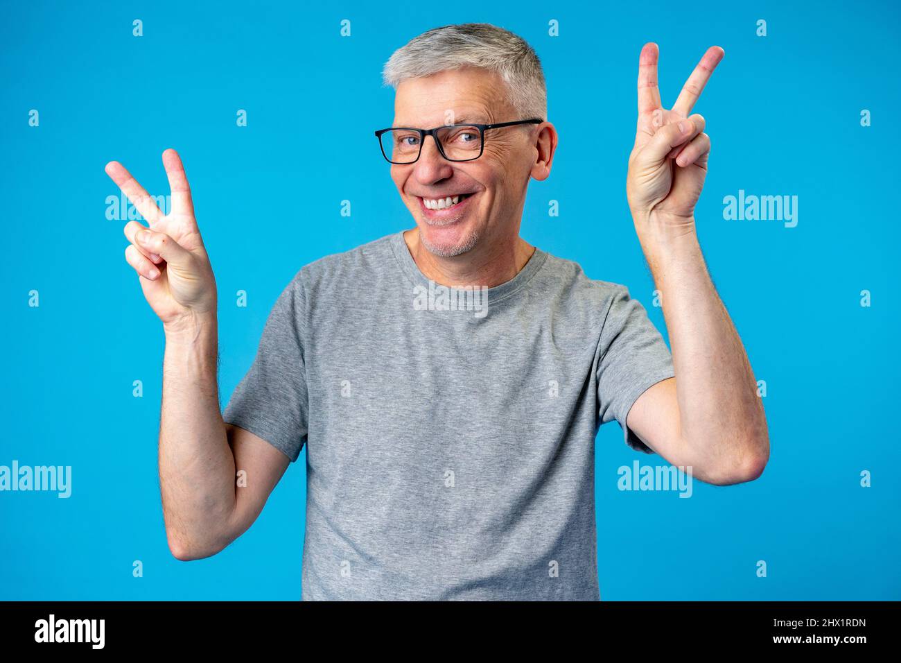Hand victory sign senior hi-res stock photography and images - Alamy