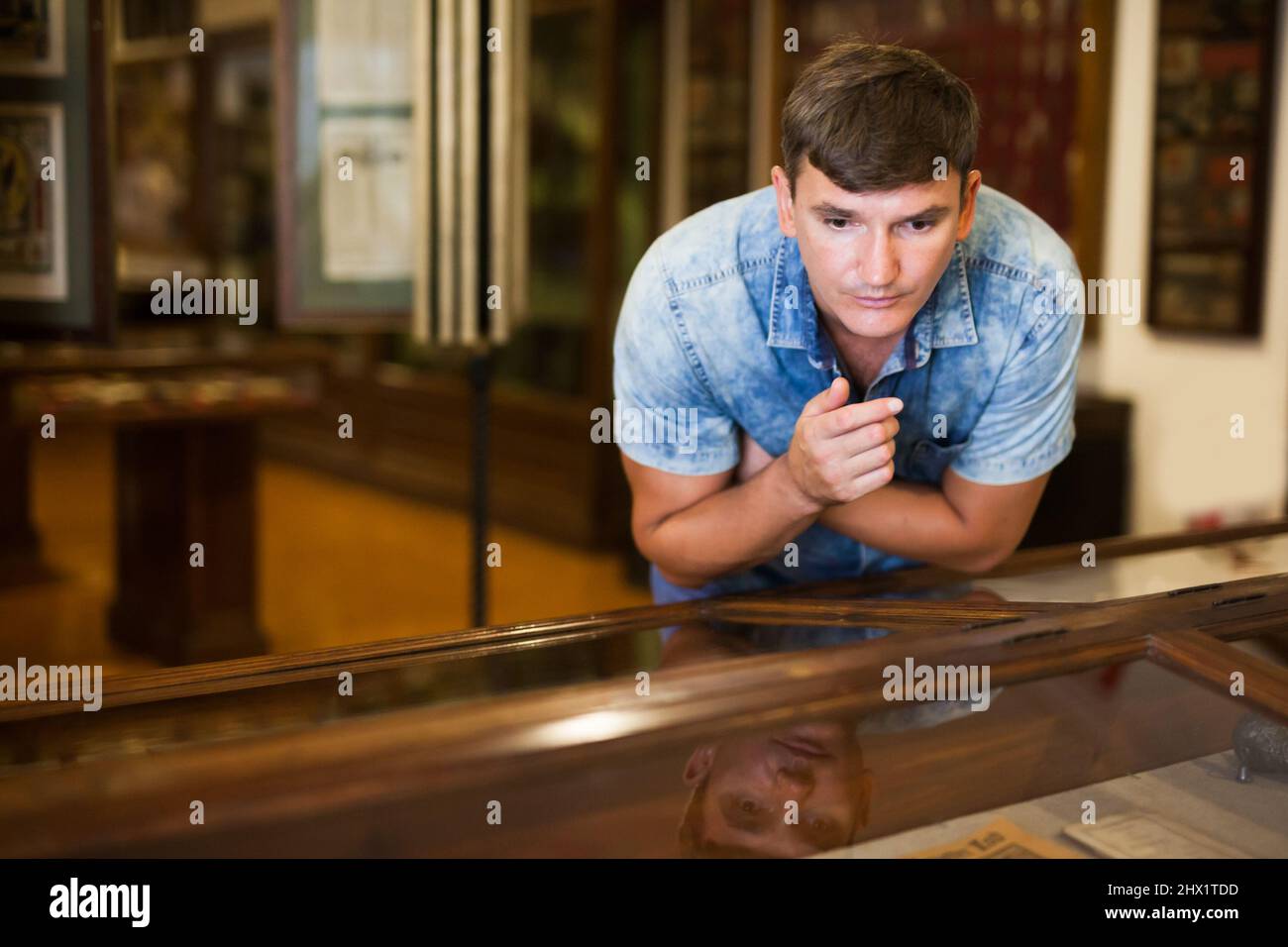 Shop window exhibits hi-res stock photography and images - Alamy