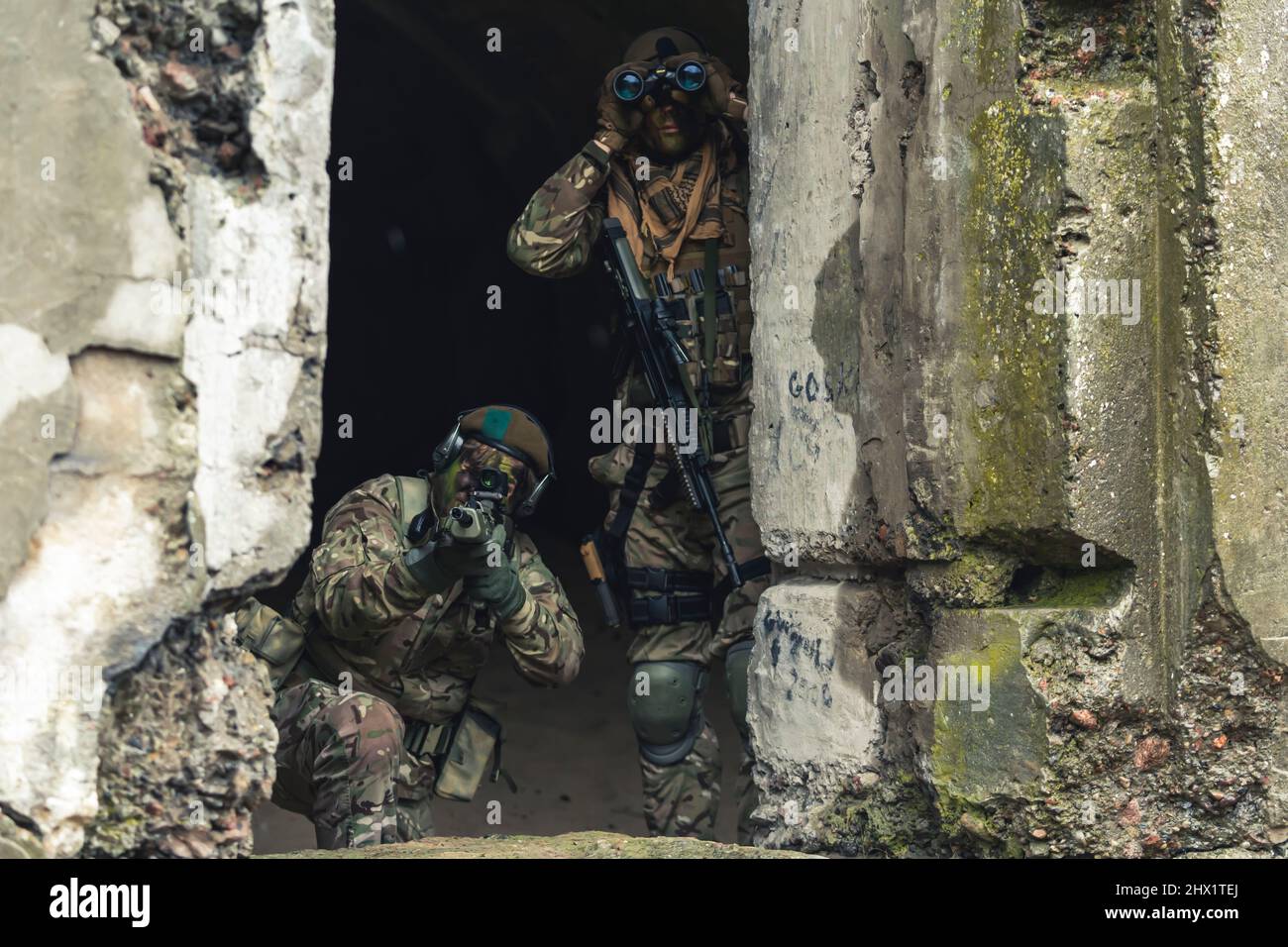 Army soldier military weaponry walking hi-res stock photography and ...