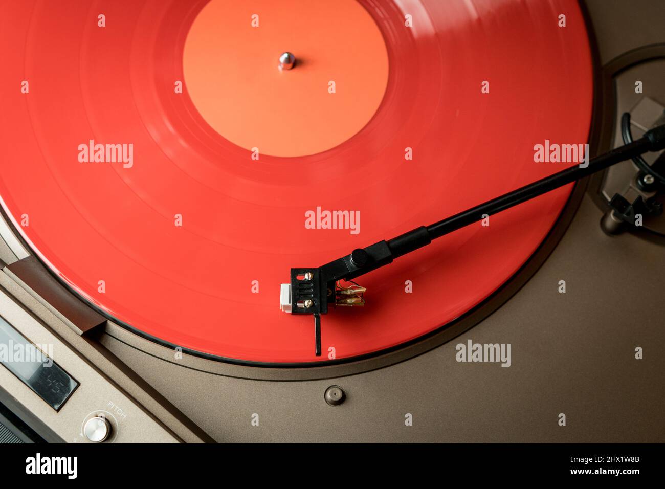 Red record player hi-res stock photography and images - Alamy