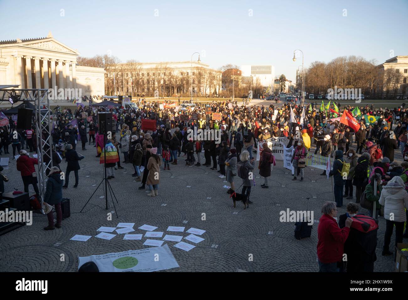 Munich, Germany. 08th Mar, 2022. On March 8, 2022, hundreds of ...