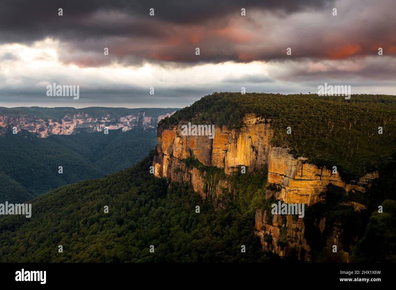 View into the fascinating Grose Valley in Blue Mountains National Park ...