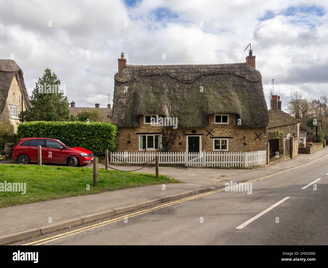 English village thatched cottage hi-res stock photography and images ...