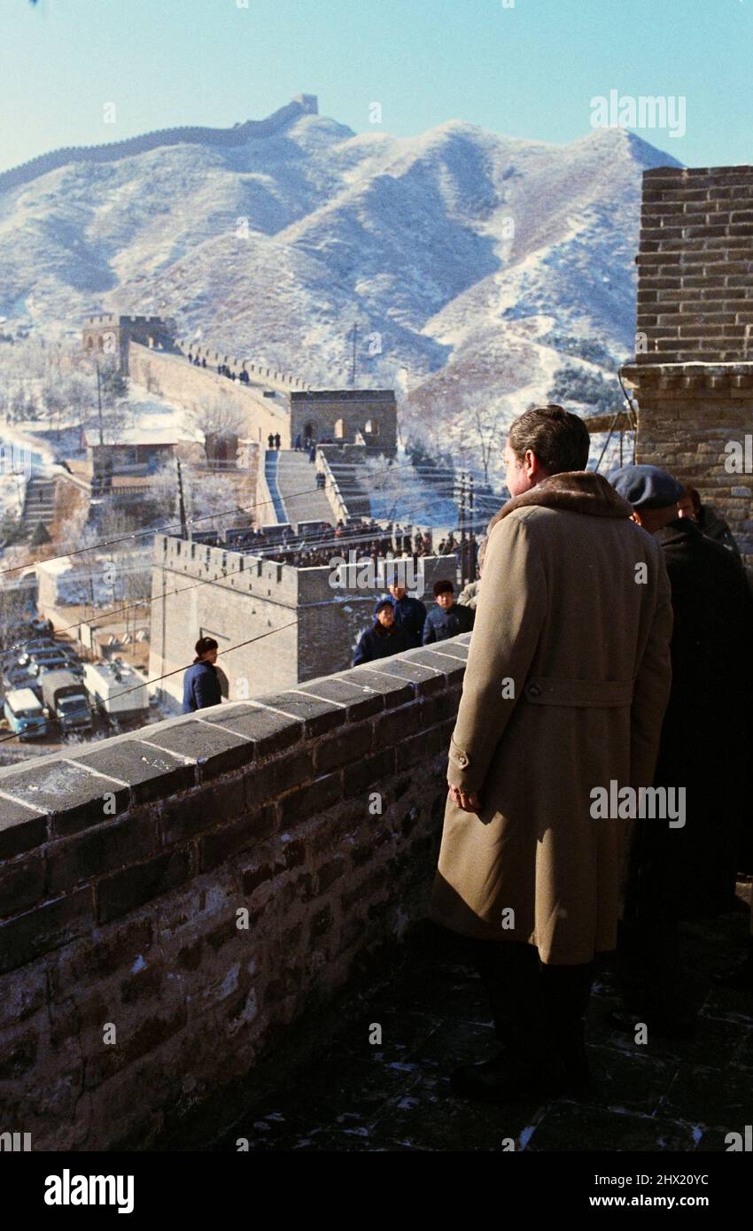 CHINA - 24 February 1972 - US President Nixon visits the Great Wall of ...