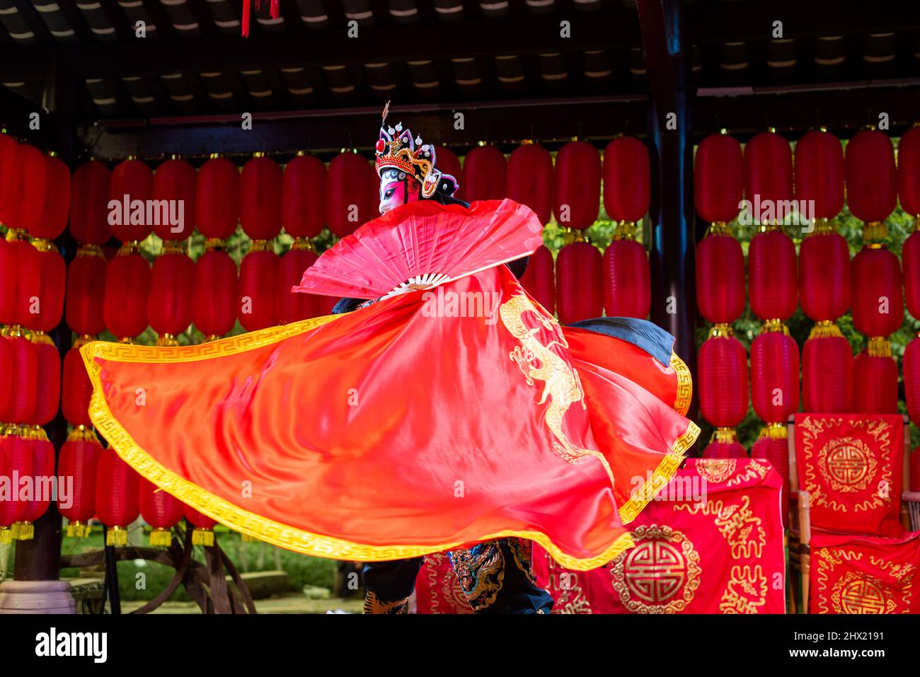 Sichuan opera mask changing - bian lian - performer in a Chinese ...
