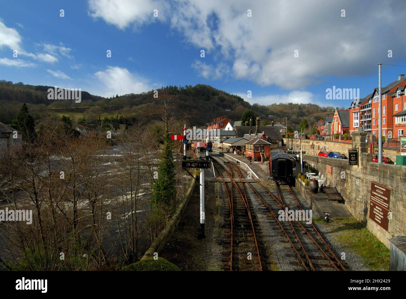 River dee flowing through llangollen hi-res stock photography and ...