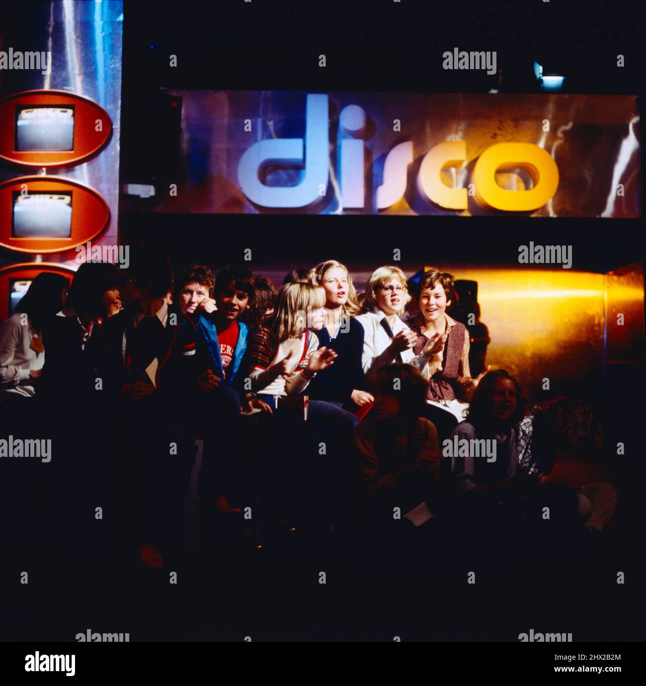 Junge Zuschauer in der ZDF Musiksendung: DISCO, 1979. Young viewers in ...