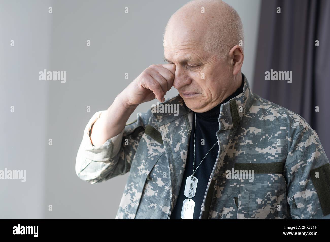 Veteran soldier in military uniform Stock Photo - Alamy