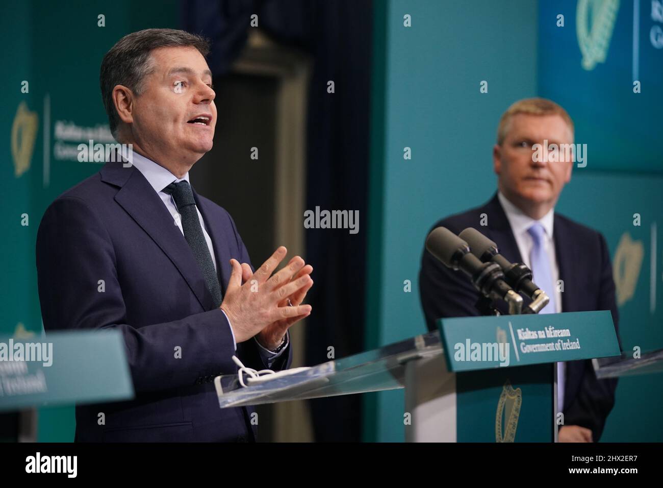 Left to right minister for finance paschal donohoe hi-res stock ...