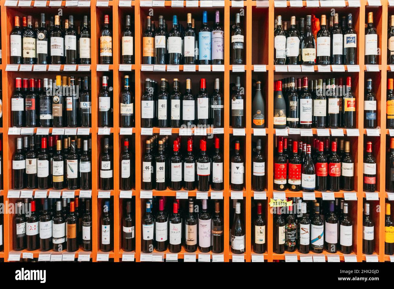 Alcohol showcase hi-res stock photography and images - Alamy