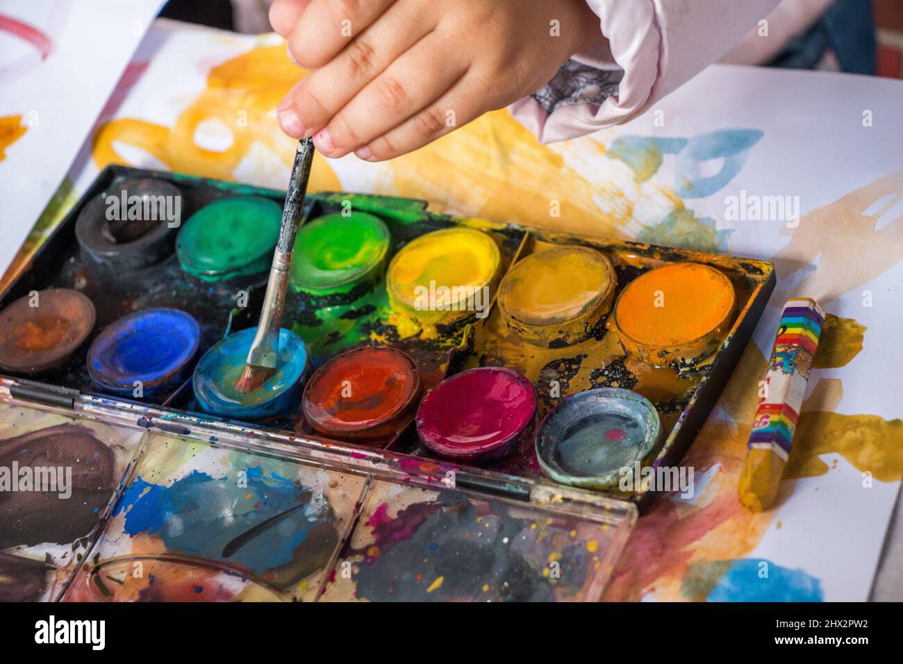 Child learning art hi-res stock photography and images - Alamy