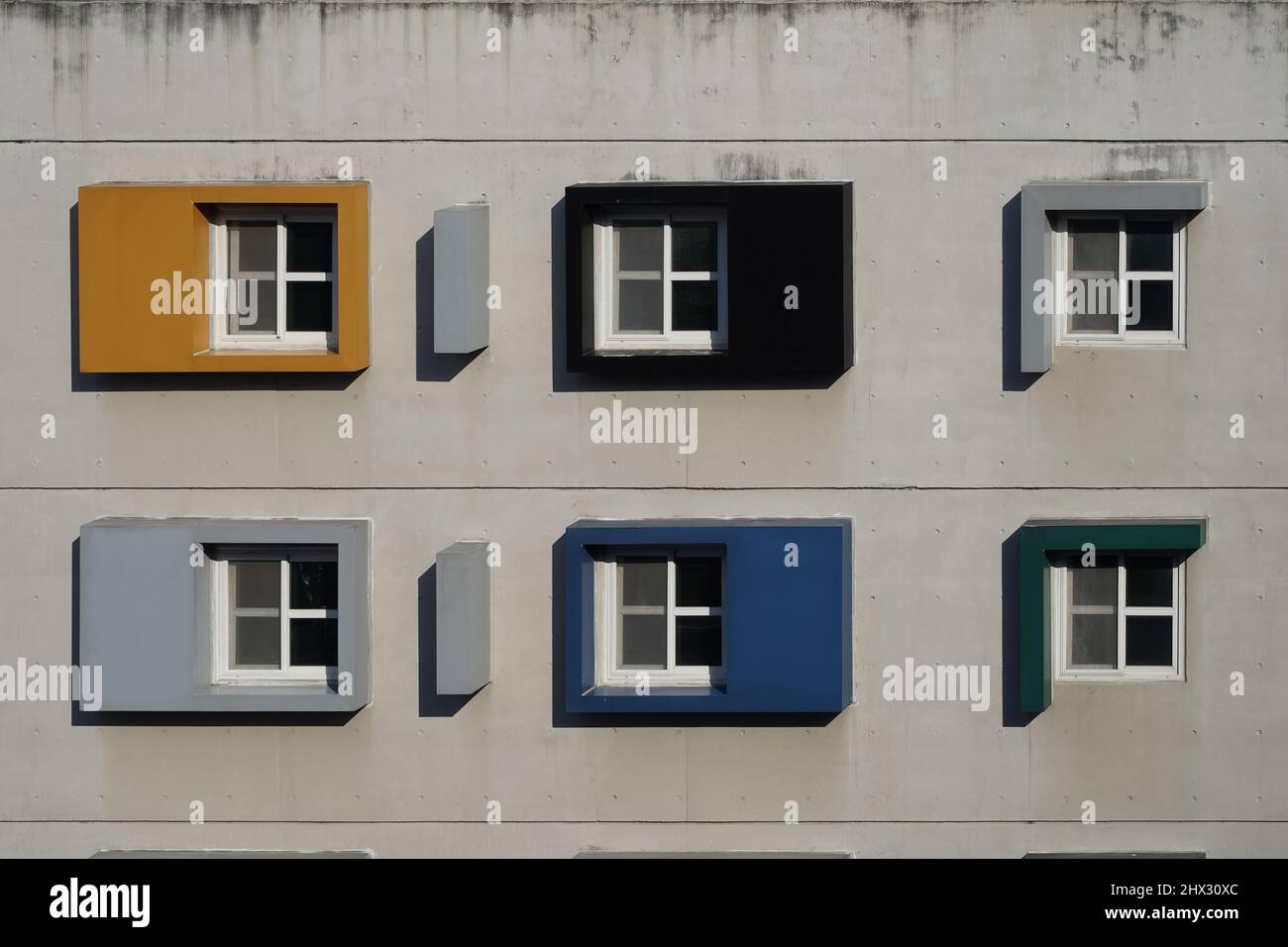 The borders of different monochromatic colors surrounding the small ...