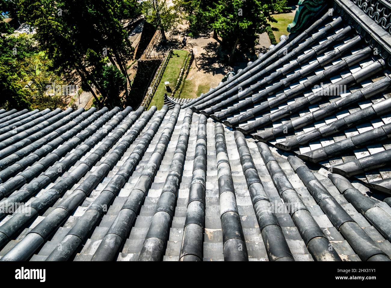 Japan roof tile hi-res stock photography and images - Alamy