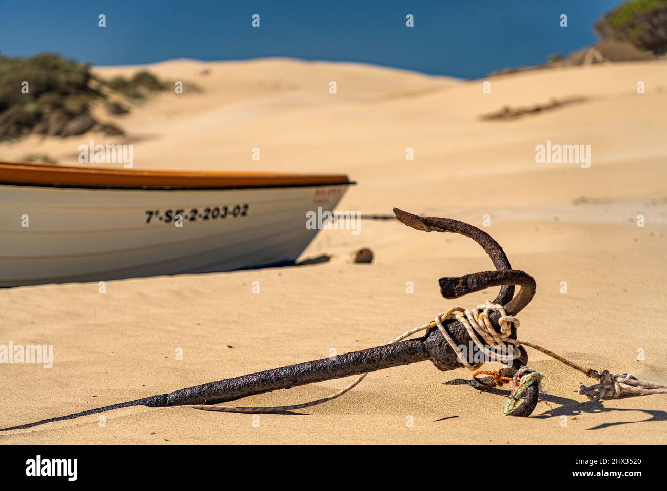 Rostiger Anker am Strand von Bolonia, Tarifa, Costa de la Luz ...